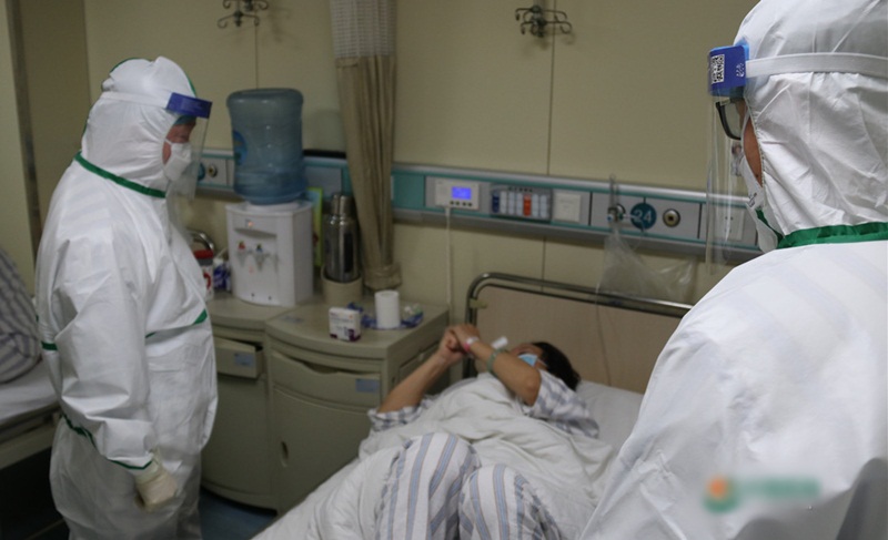 Vô tư ở cạnh F0 cả tuần trong lúc dễ lây nhất, F1 vẫn âm tính: Chuyên ...